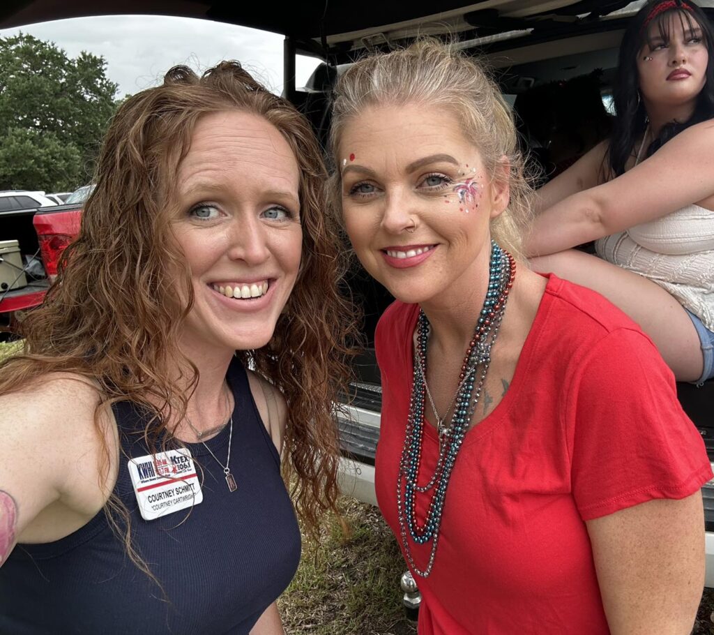 KTEX 106.1 – Sounds Like Texas!